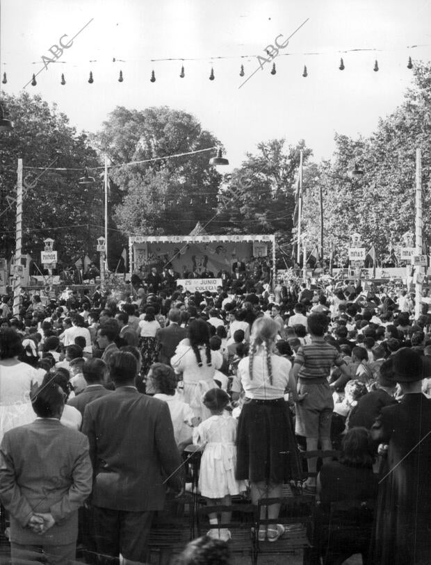 El alcalde de Madrid, José Finat, Dando un discurso el día del colegial ...