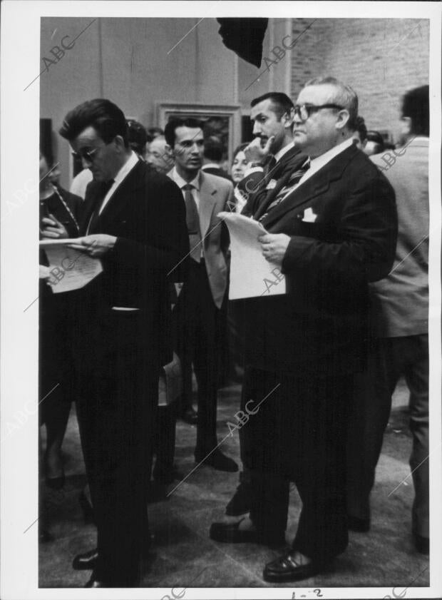 Edgar Neville (en primer Término) y Pablo Oliveras (al Fondo), en la ...