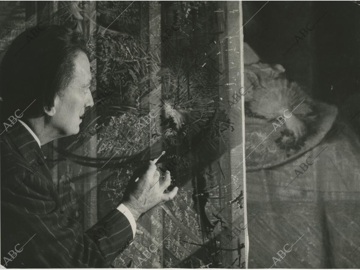 Dalí dando los últimos toques a su cuadro «Velázquez pintando con las luces y la... - Archivo ABC