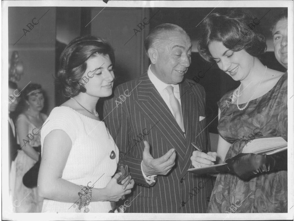 Marisa prado firma un autógrafo A la Sobrina de Pedro Chicote, que Sirvió de... - Archivo ABC