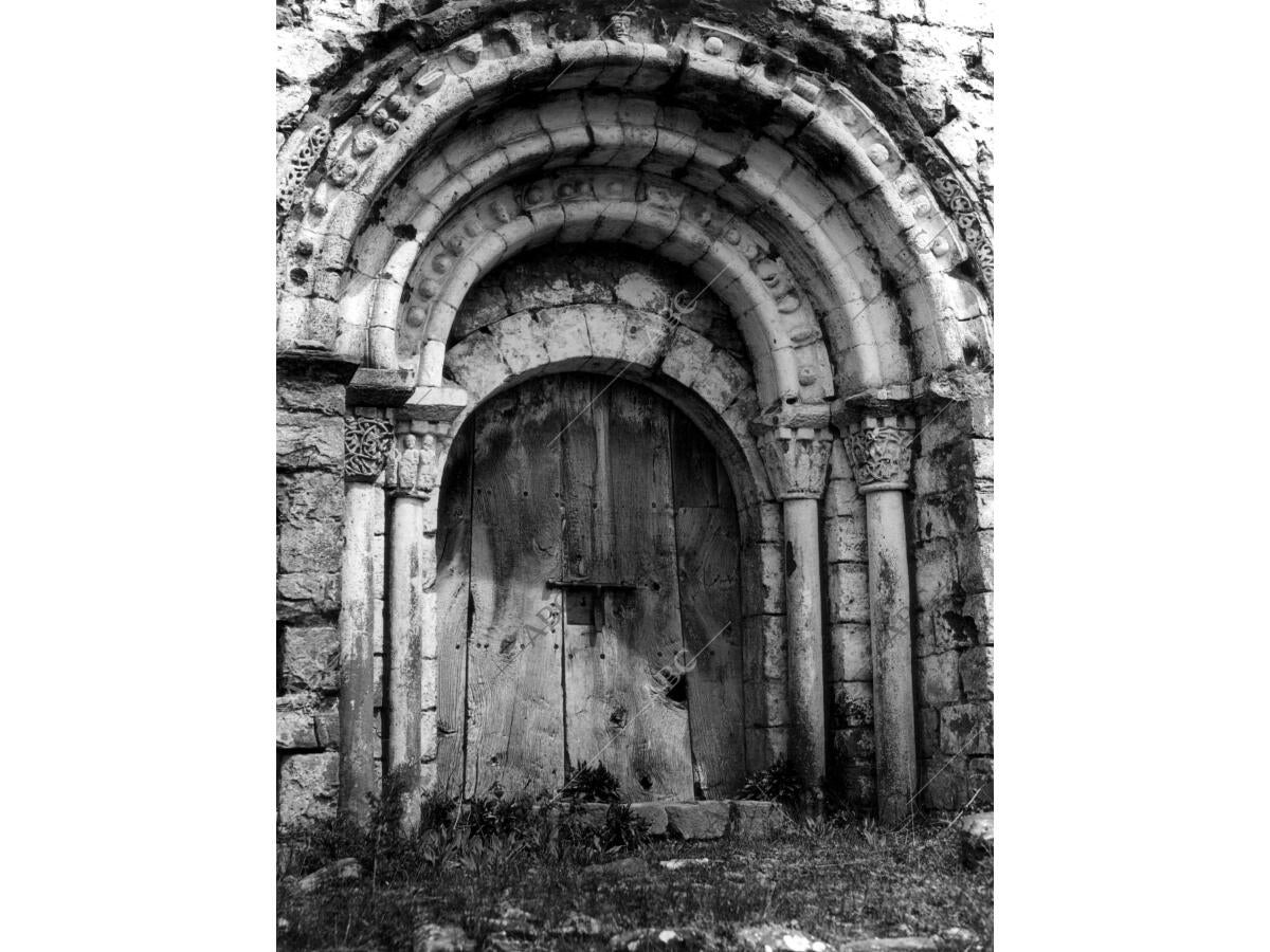 Pórtico de la iglesia de arce de estilo Románico, en Navarra - Archivo ABC