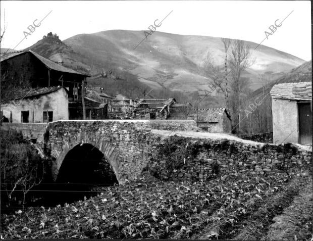 La Vega de Valcarce, Ruinas del castillo y puente - Archivo ABC