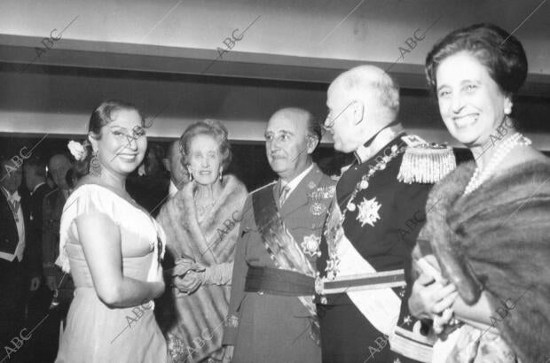 En la imagen el almirante américo Thomas y el generalísimo Franco, con ...