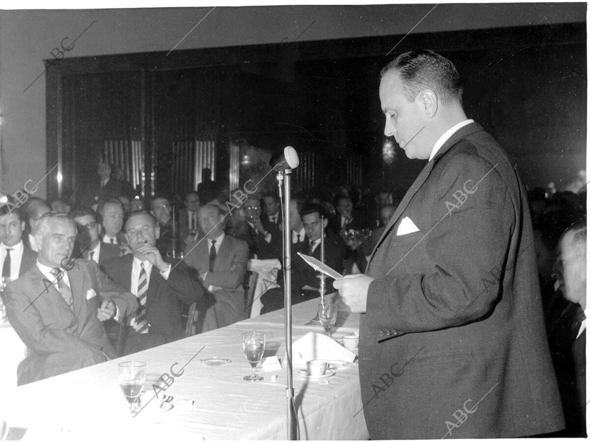 Manuel Fraga, en su etapa de ministro de la información, pronuncia unas ...