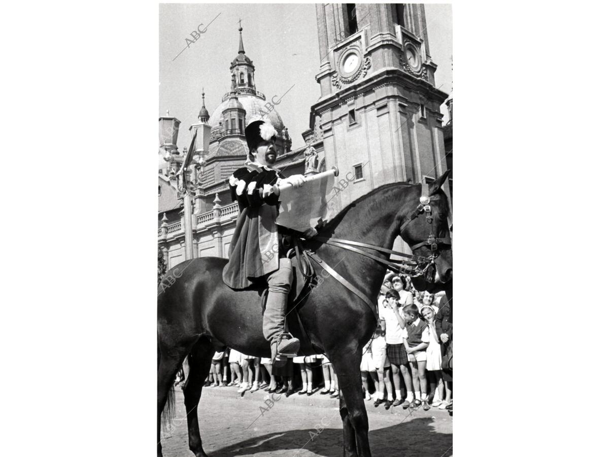 El pregonero Leyendo el pregón en la plaza del Pilar - fecha Aproximada ...