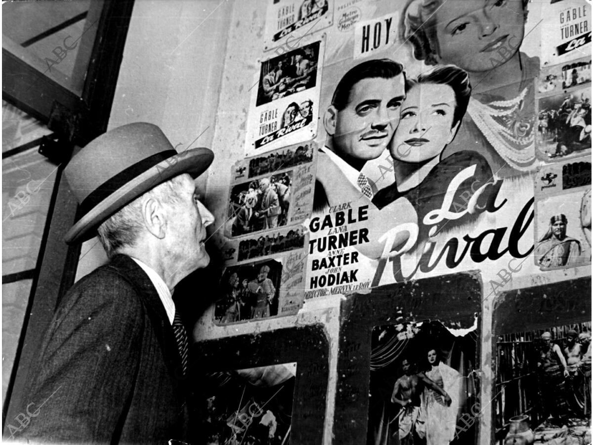 Azorín frente a la cartelera del momento - Archivo ABC