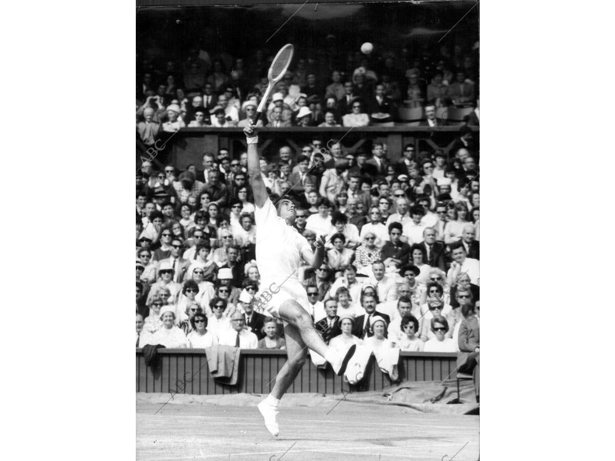 Manolo Santana durante el partido de Cuartos de final del torneo de ...