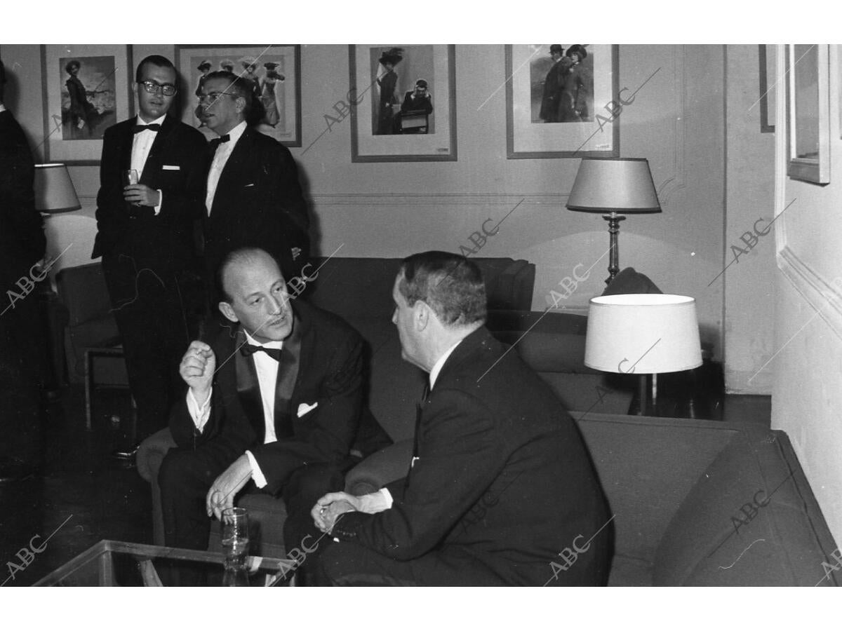 Al Fondo, don Rafael Gongora y don Jose Calvillo, de la Redaccion de ...