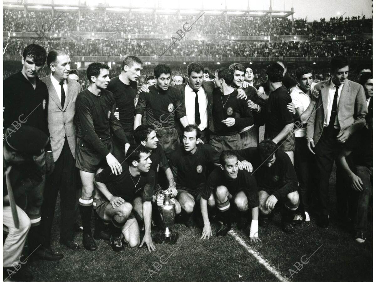 Los jugadores José Ángel Iribar, Feliciano Rivilla, Isacio Calleja ...