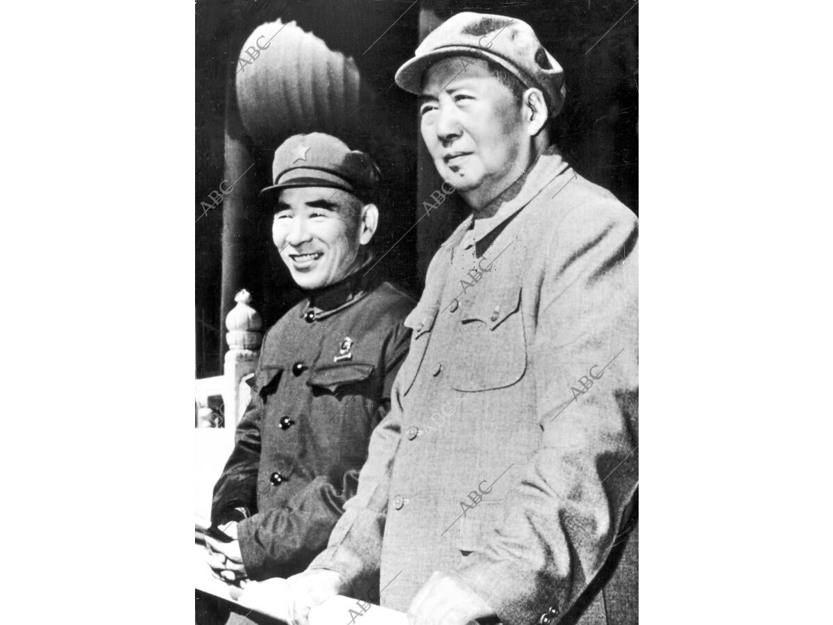 En la imagen Aparecen Mao Tse Tung y Lin Piao - Archivo ABC