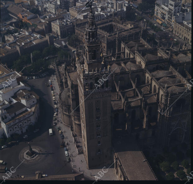 Vista aérea de la ciudad de Sevilla, con la Catedral, la Giralda, y la ...