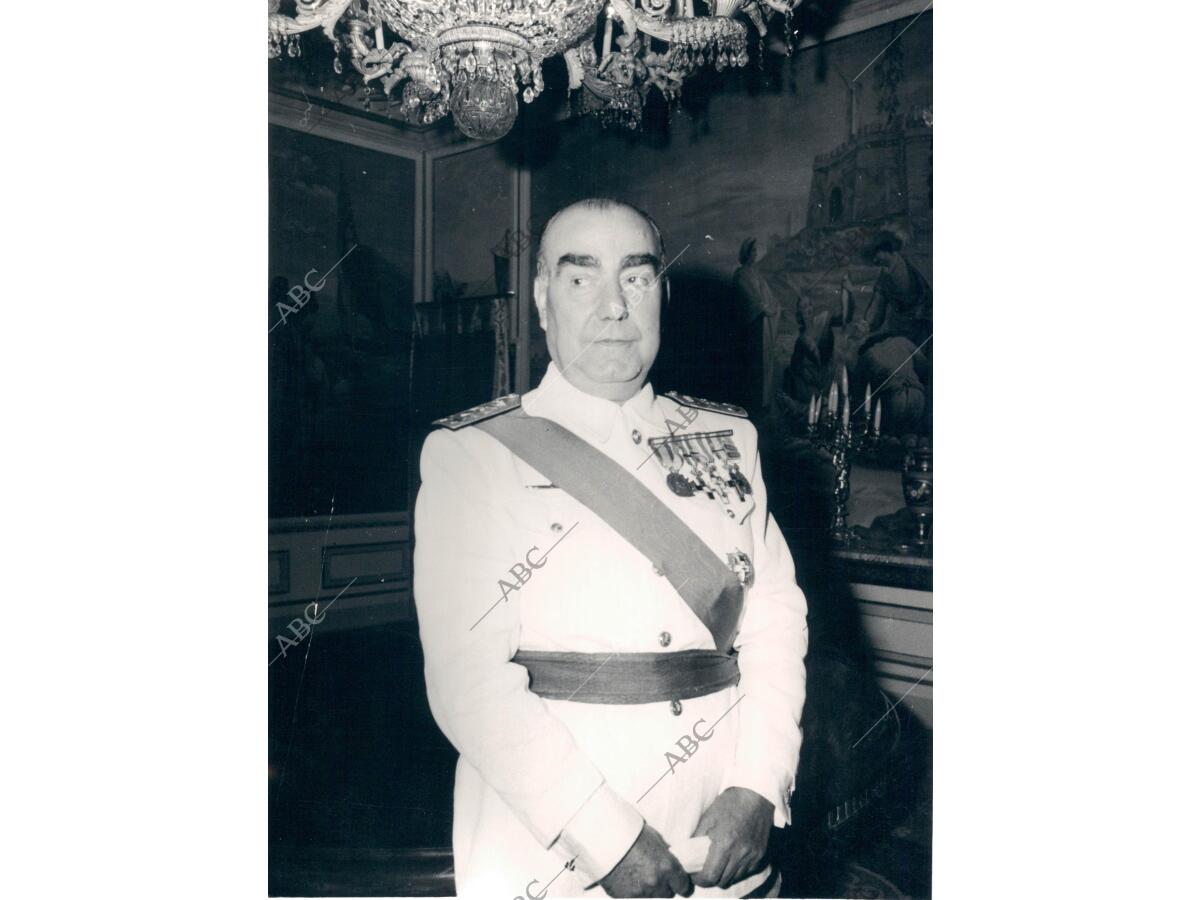 El Almiante Luis Carrero Blanco posando en el Palacio del Pardo tras ...
