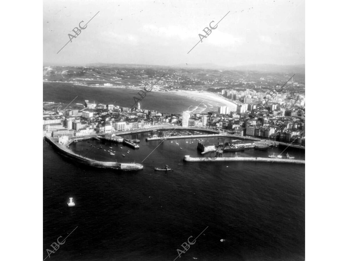 1968 (CA.) Panorámica del Puerto de El Musel - Archivo ABC