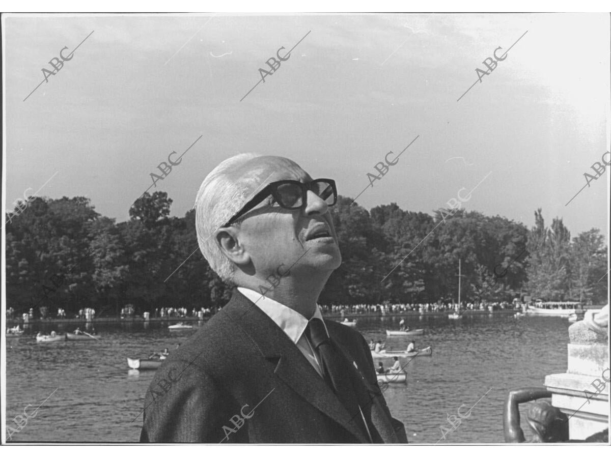 El doctor don severo Ochoa en el parque del retiro de Madrid - Archivo ABC