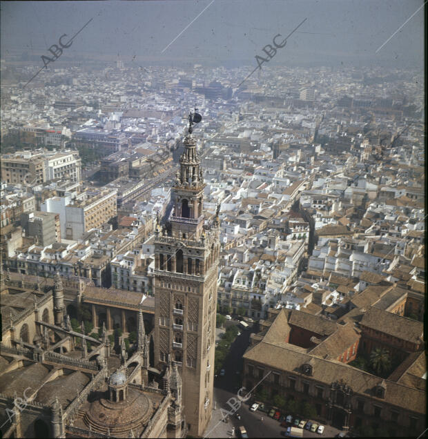 Vista aérea de la ciudad, la catedral y la Giralda - Archivo ABC