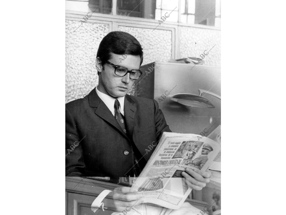 El periodista Emilio Contreras ortega Lee un ejemplar del diario Abc ...