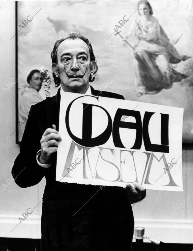 Beachwood (Ohio) Salvador Dali en la inauguración Del" Dalí Museum ...