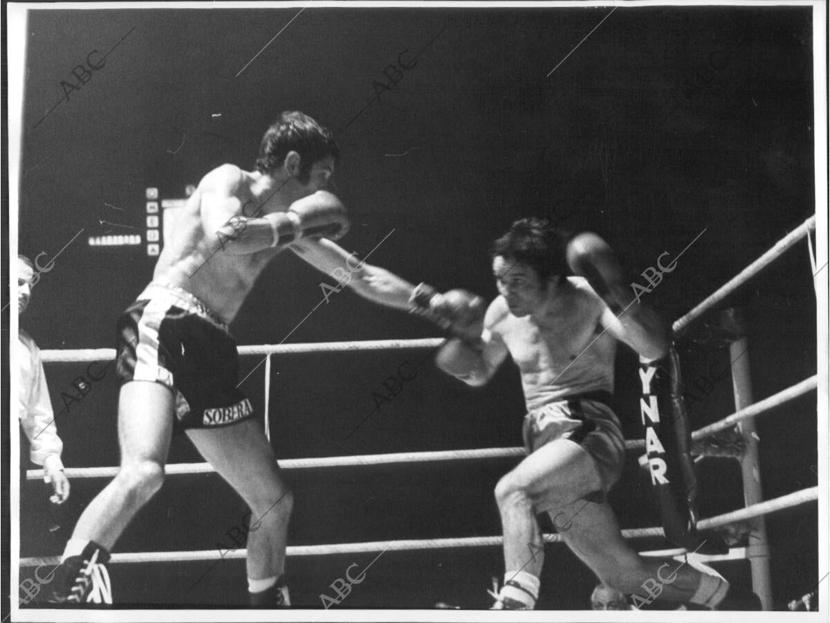 Uno de los Momentos del combate por el título de campeón de los Pesos... - Archivo ABC