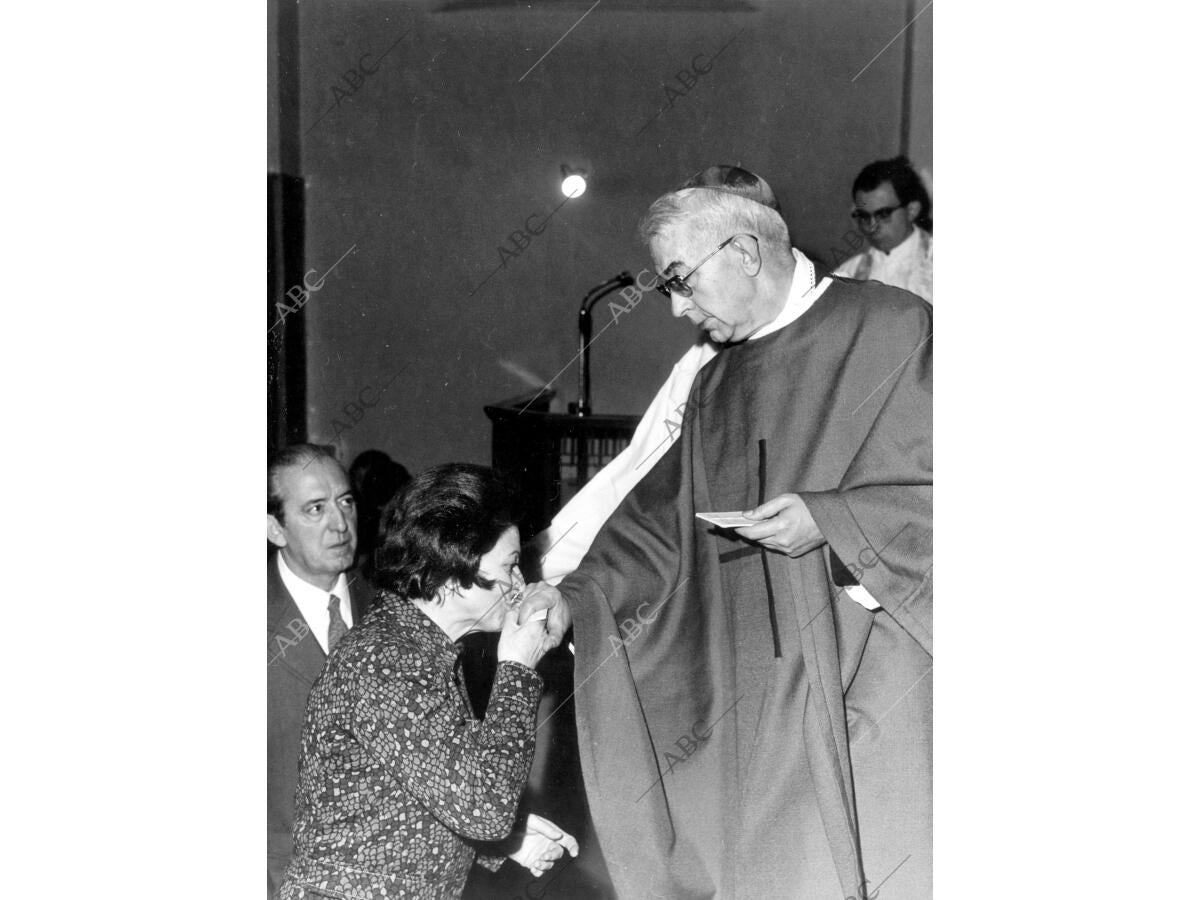 El cardenal Tarancón entrega los Carnets de Militantes de las ...