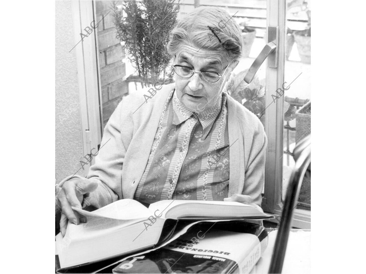 En la Imagen, María Moliner Ojea El «diccionario de uso del Español ...