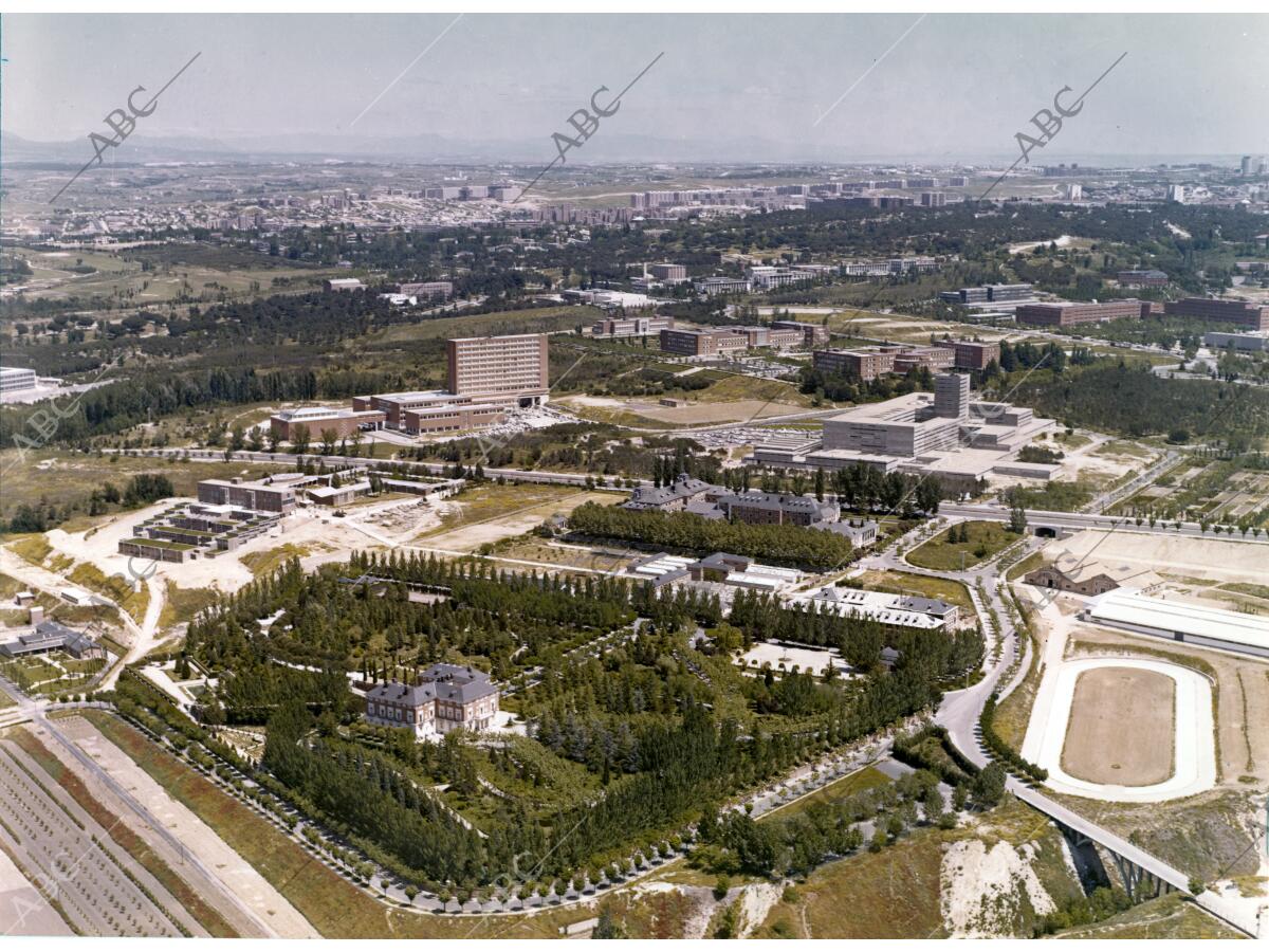fotografía aérea en la que se ve, en primer lugar, el Palacio de La ...