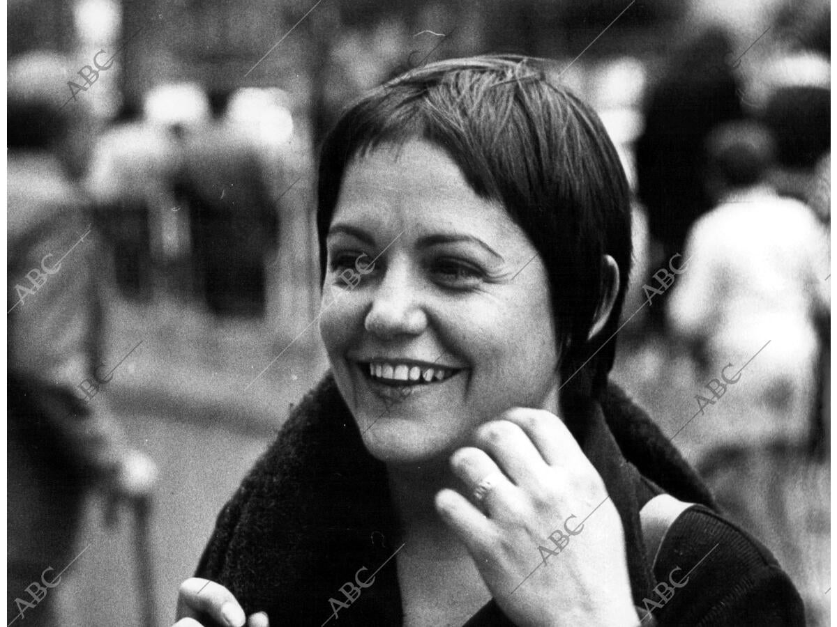 La Cantautora Elisa serna en una imagen de Mediados de los Años 70 ...