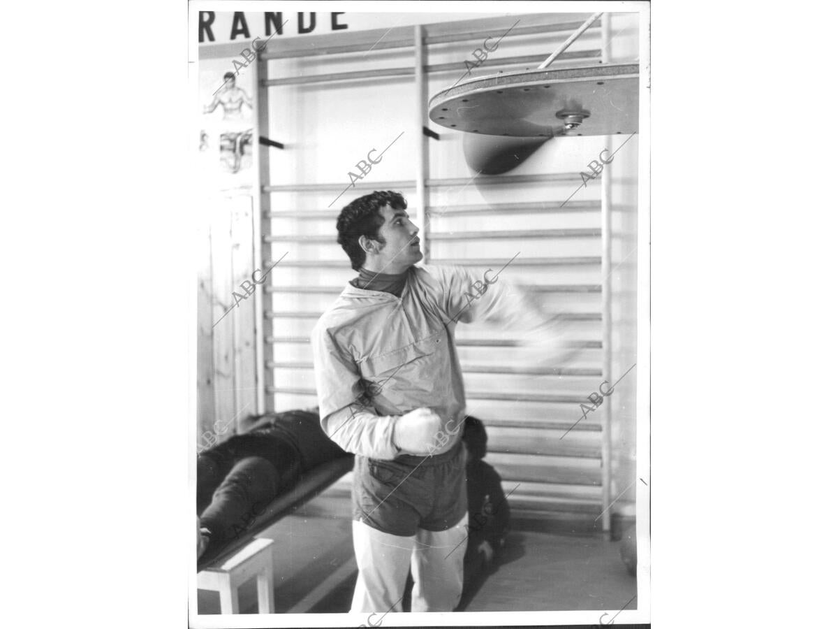 El boxeador aragonés perico Fernández durante un entrenamiento ...