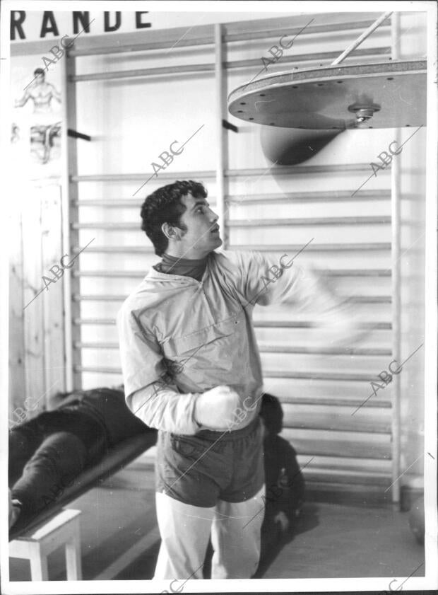 El boxeador aragonés perico Fernández durante un entrenamiento ...