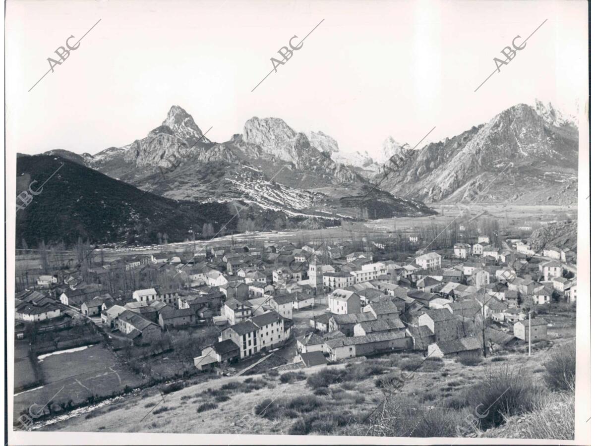 Vista del antiguo pueblo de Riaño (León) - Archivo ABC