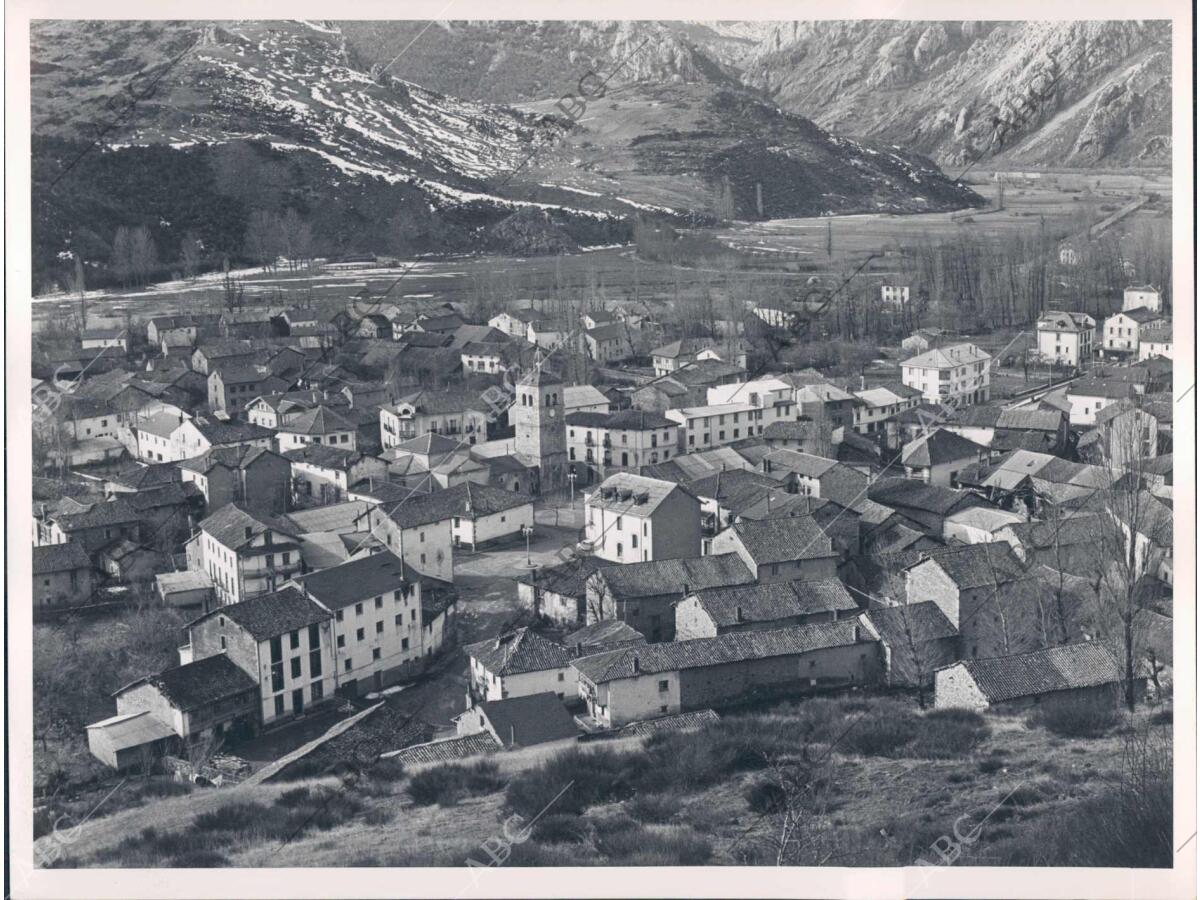 Vista del antiguo pueblo de Riaño (León) - Archivo ABC