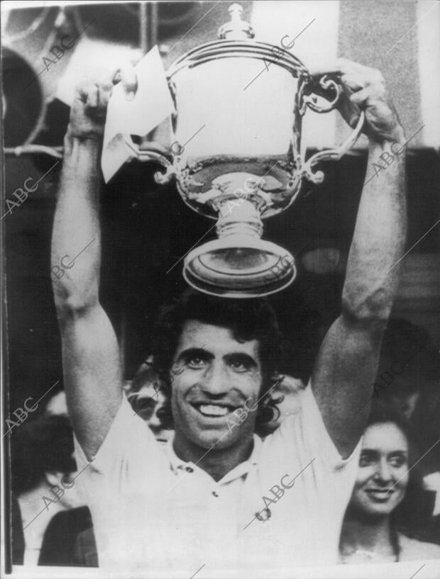 Manolo Orantes Sonríe Sosteniendo el trofeo que le Acredita como ...