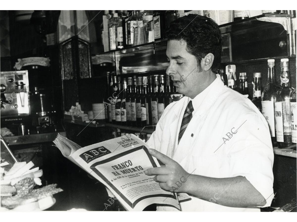 Antonio Pons propietario de un bar lee la portada de ABC «Franco ha ...