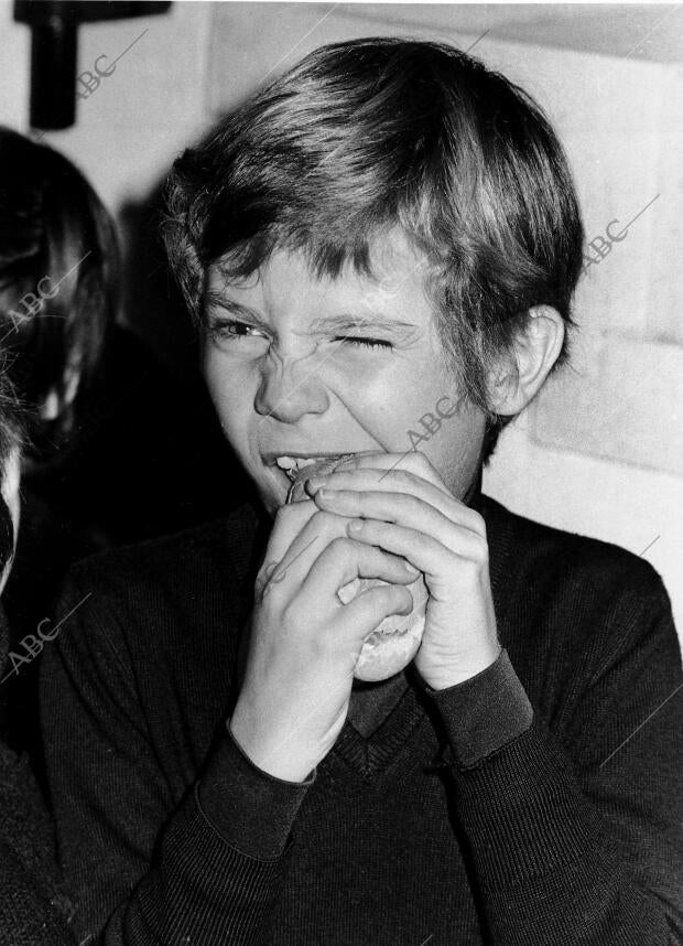 Don Felipe Comiendo un bocadillo - Archivo ABC