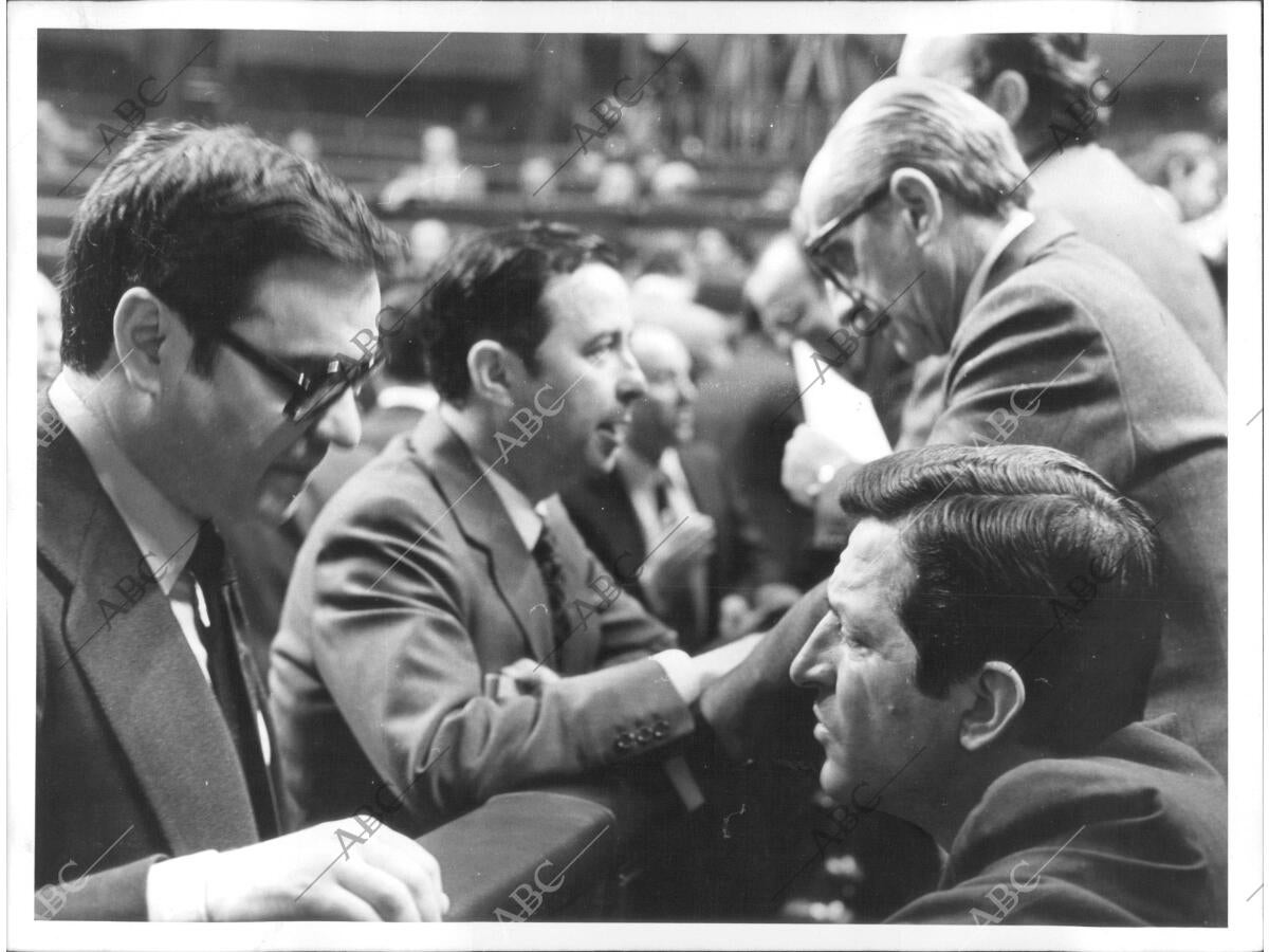 En la imagen, el presidente del gobierno, Adolfo Suárez, y el ...