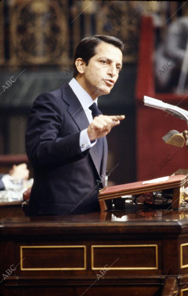 Adolfo Suárez, Presidente del Gobierno, en el Congreso de los Diputados ...
