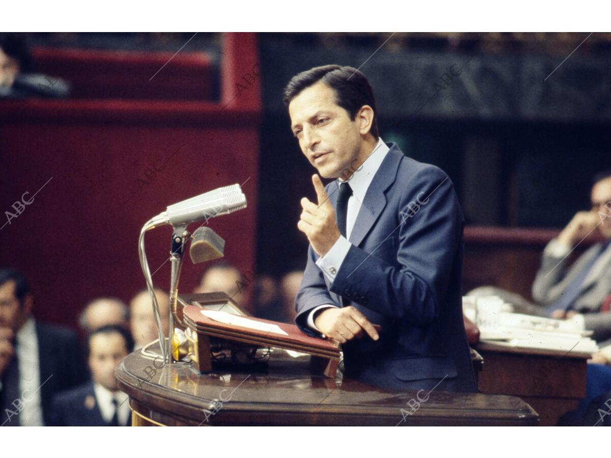 Adolfo Suárez, Presidente del Gobierno, en el Congreso de los Diputados ...