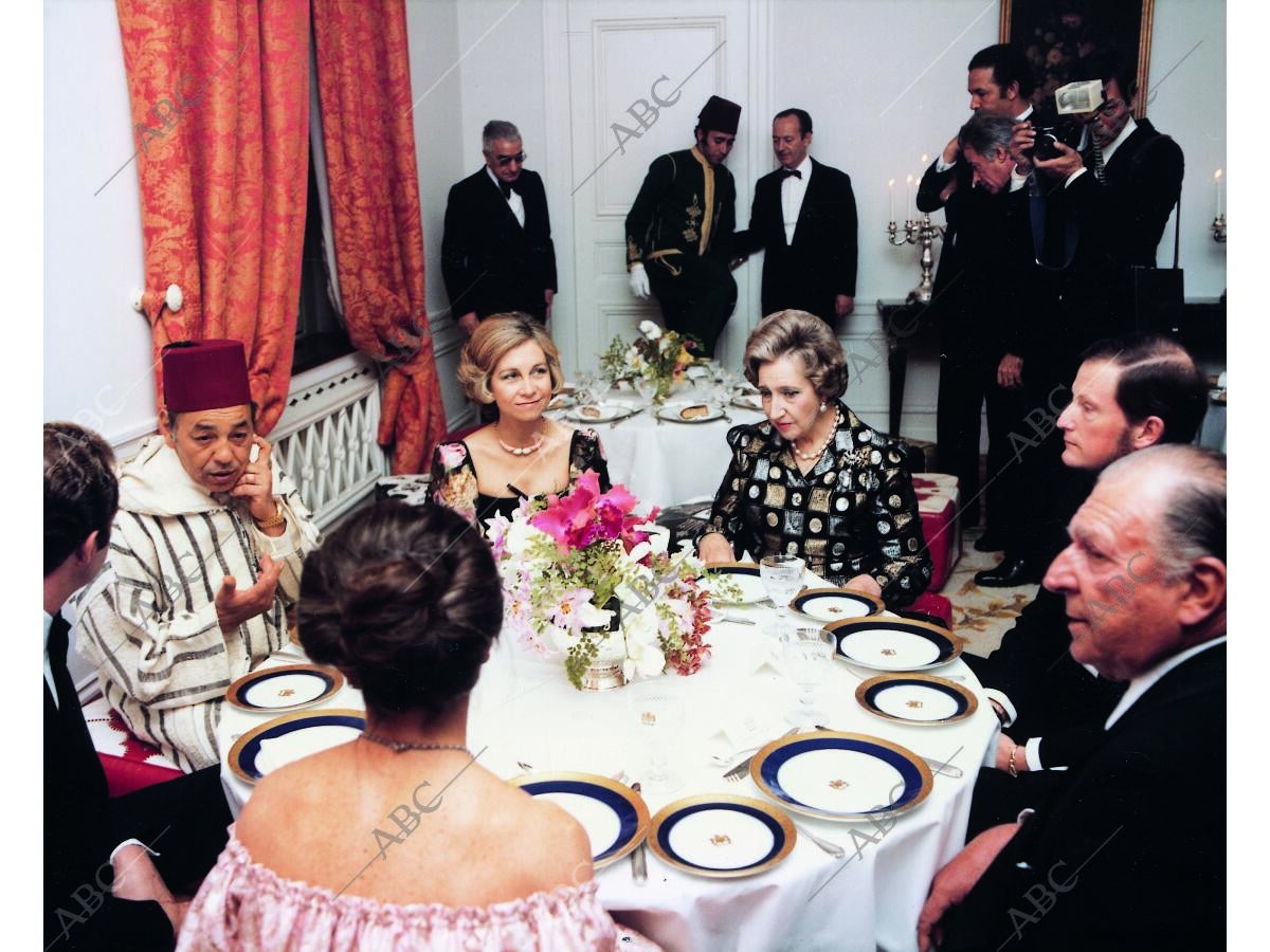 Cena en la embajada de Marruecos en Madrid: El Rey Hassán II, los Reyes ...