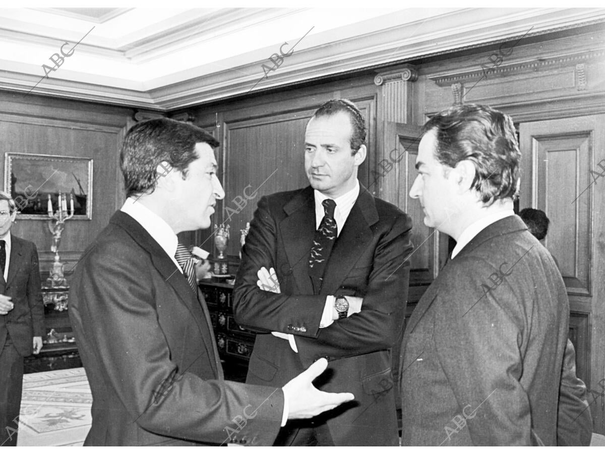 Adolfo Suarez jura como presidente del Gobierno ante el Rey tras la ...