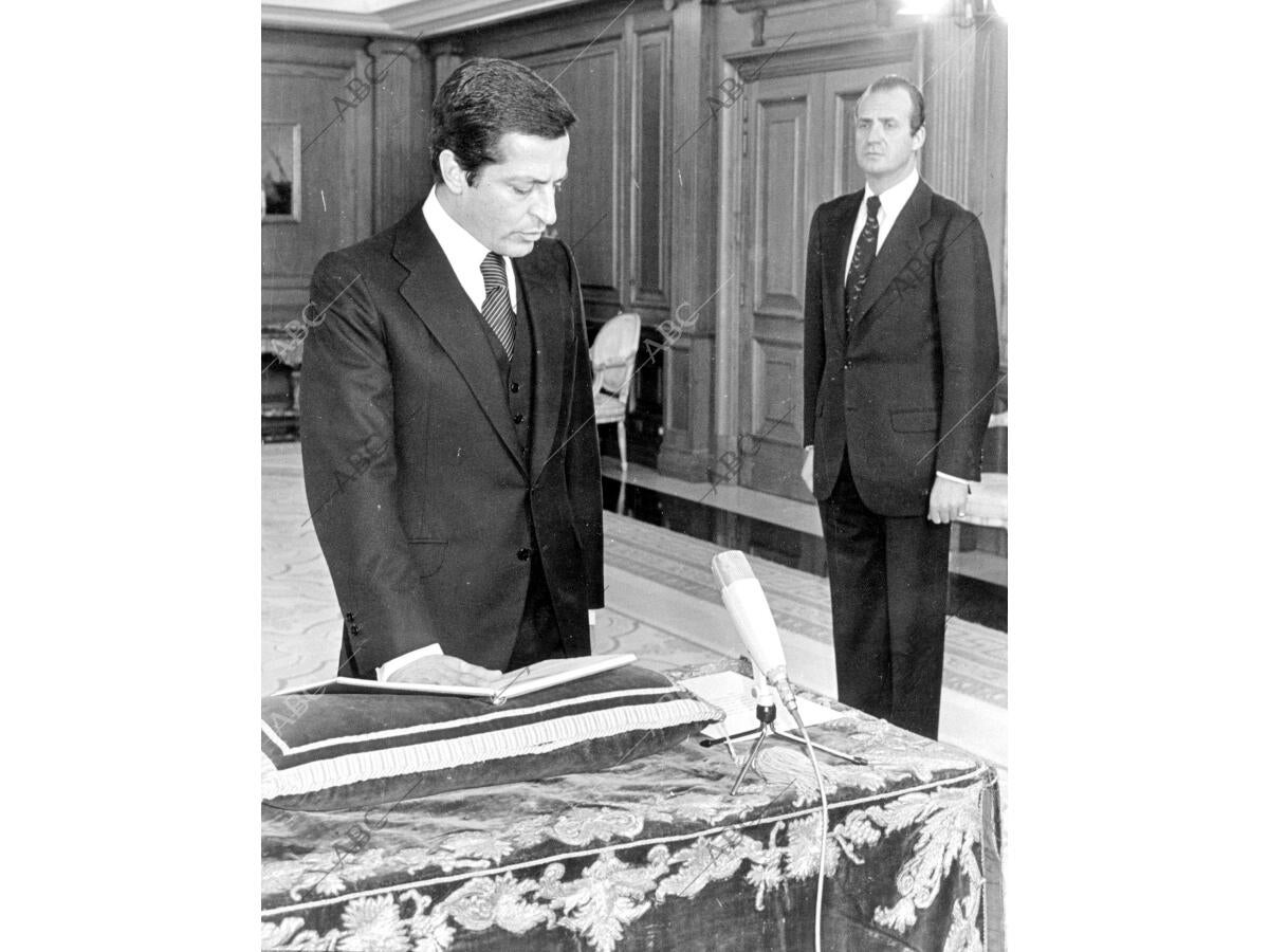 Adolfo Suarez jura como presidente del Gobierno ante el Rey tras la ...