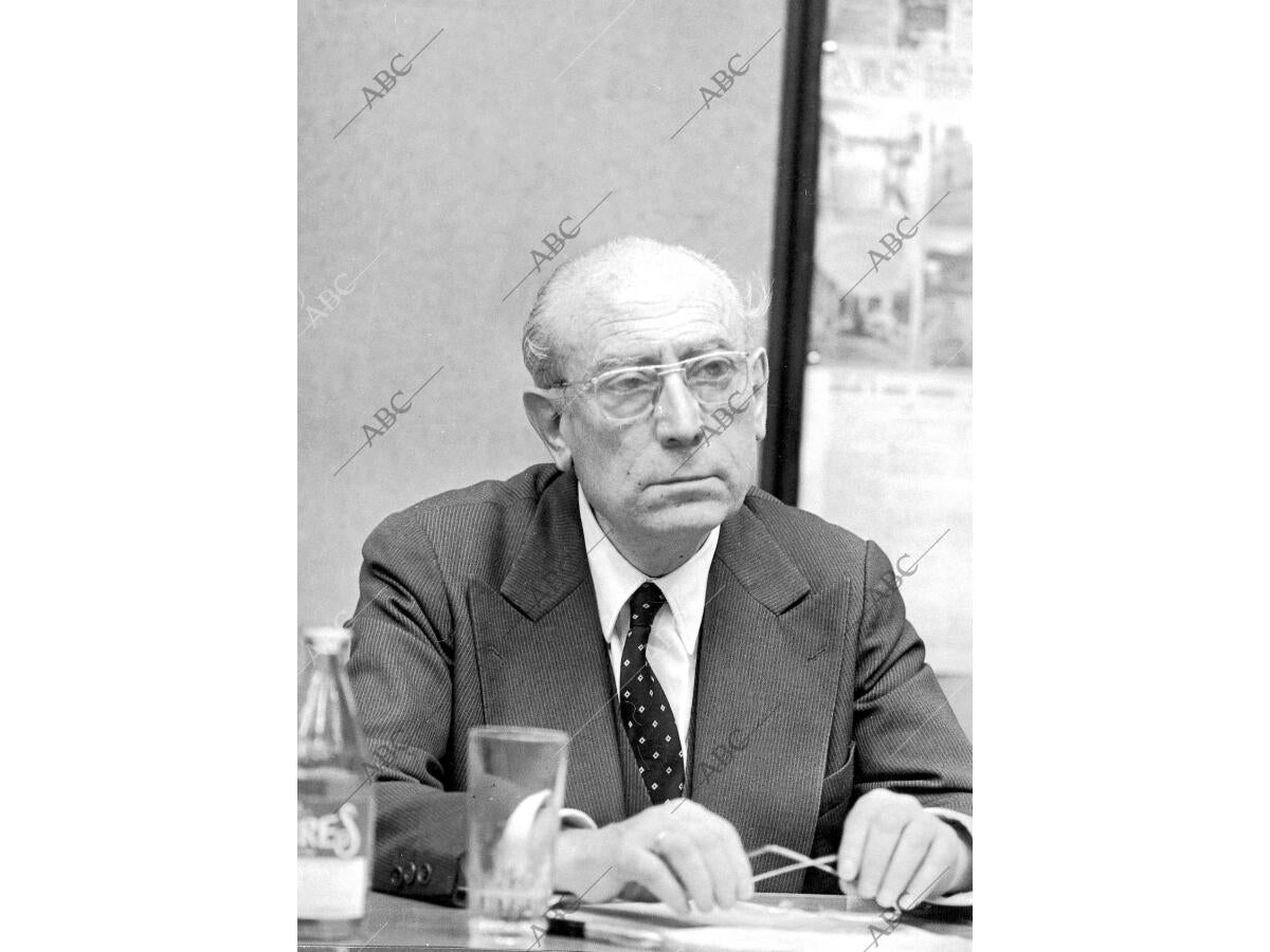 Enrique Tierno Galván, candidato del PSOE a la alcaldía de Madrid, en ...