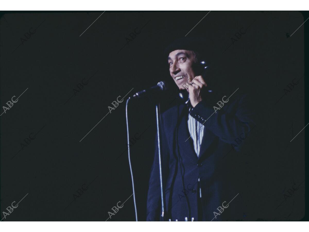 El humorista Miguel Gila en una de sus actuaciones - Archivo ABC