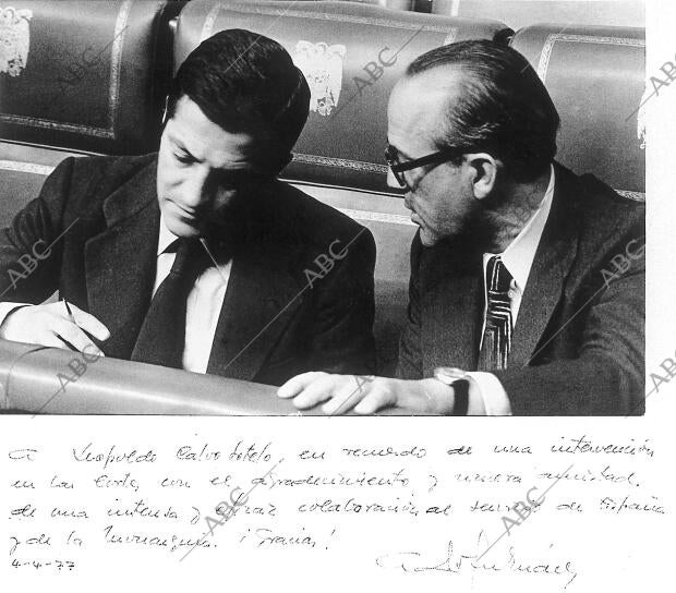 Foto dedicada por Adolfo Suárez a Leopoldo Calvo Sotelo, que concluye ...