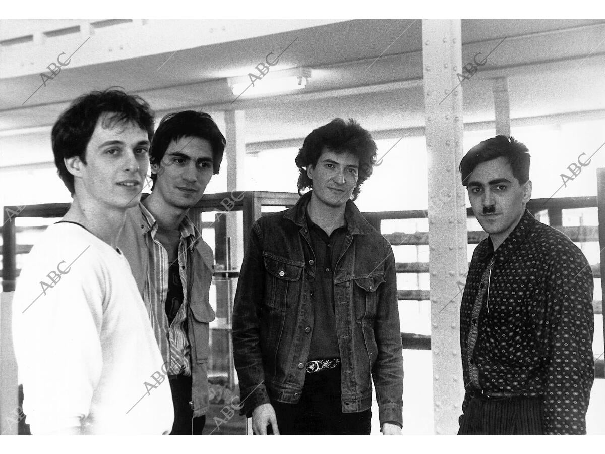 A la Derecha, el cantante Iñaki Fernández, con su peculiar bigote y ...