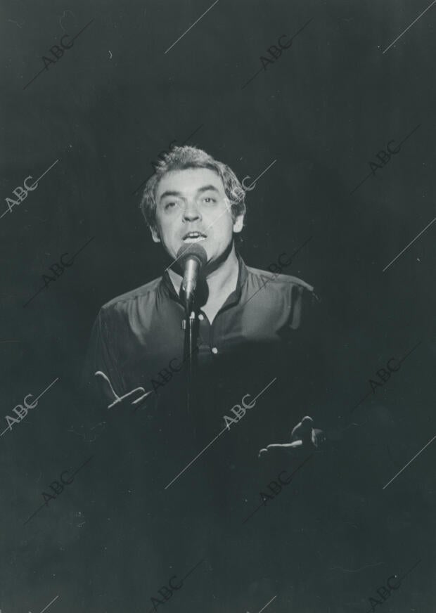 Actuación del cantante argentino Alberto Cortez en el Florida Park de ...