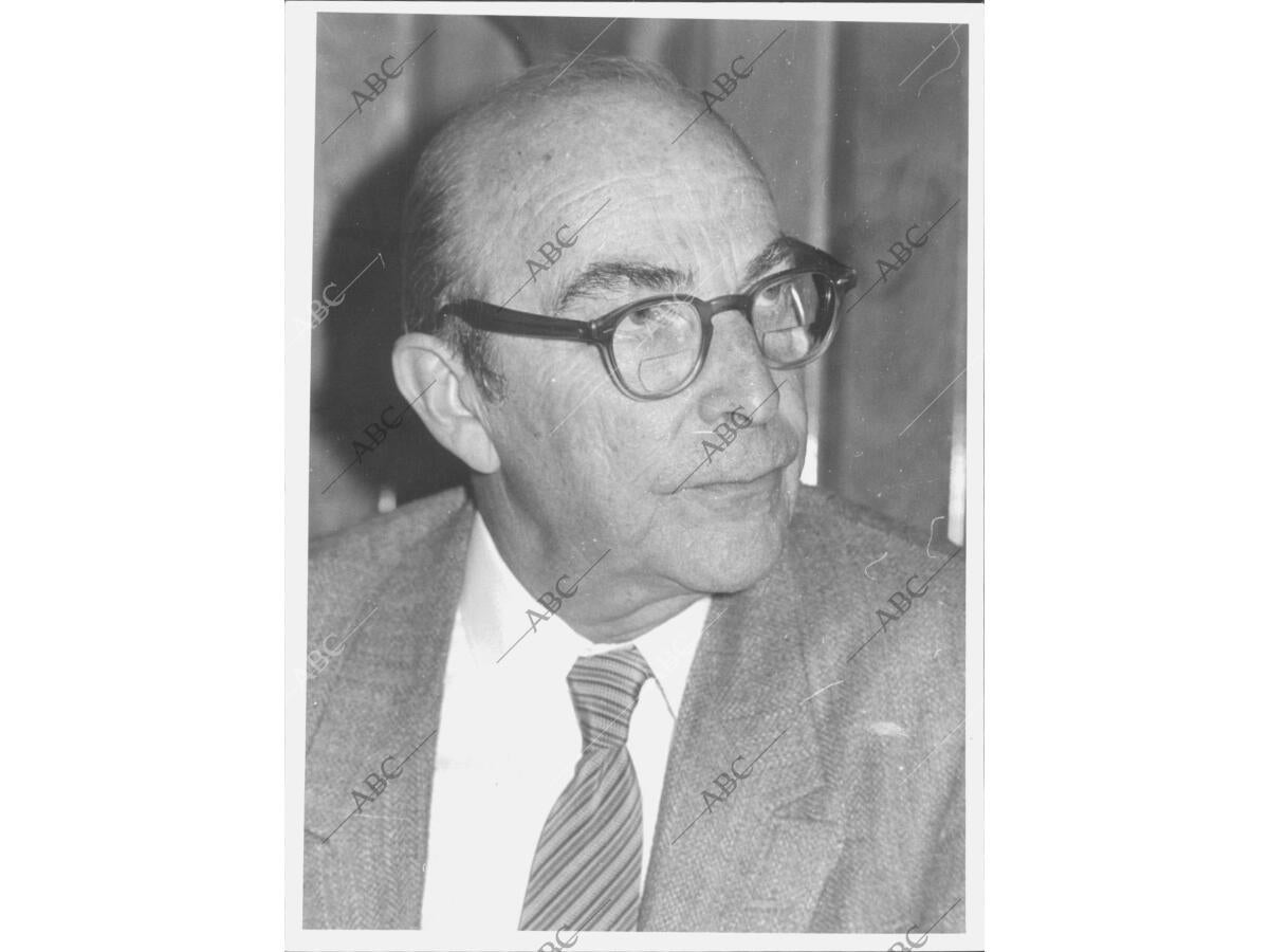 En la Imagen, el premio Nobel Arthur Kornberg durante su visita A ...