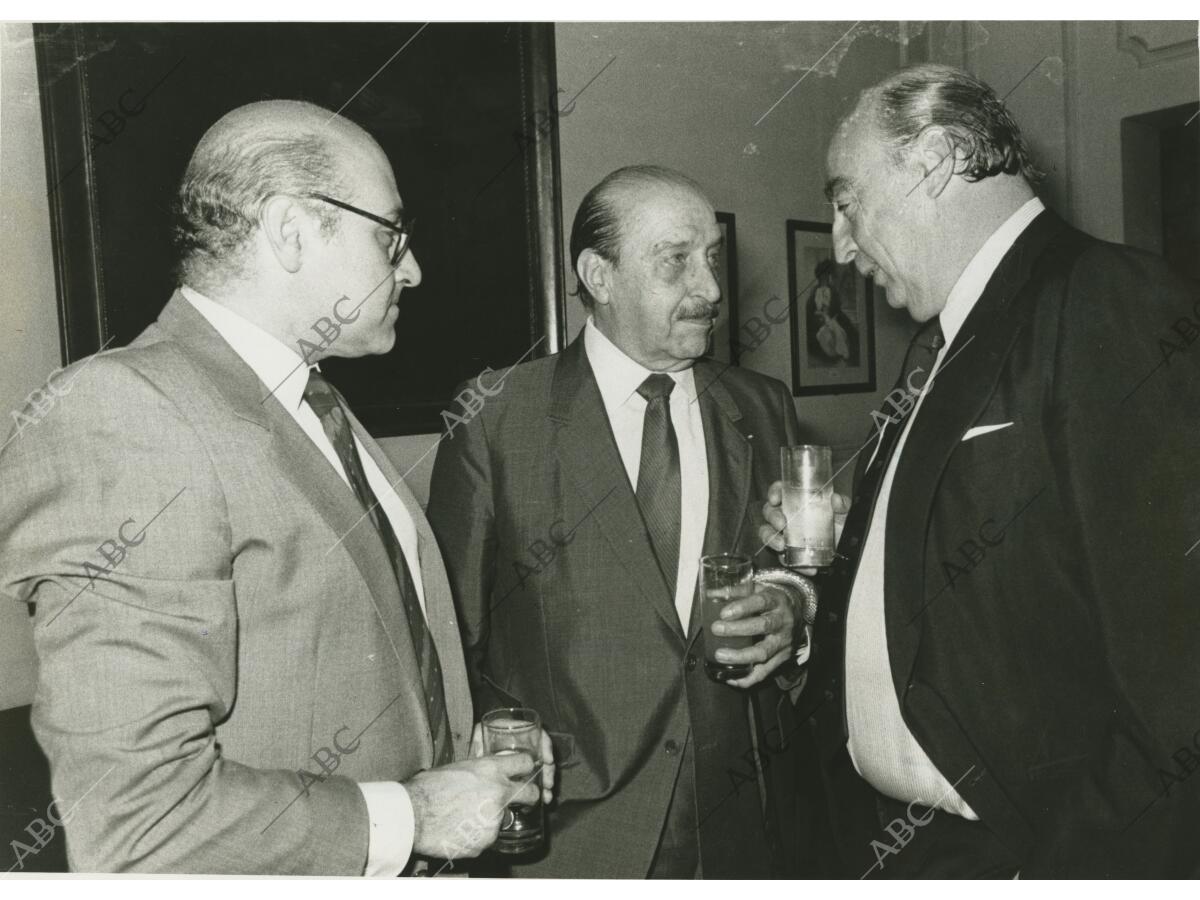 En la imagen aparecen conversando los doctores Máximo García Padrós ...