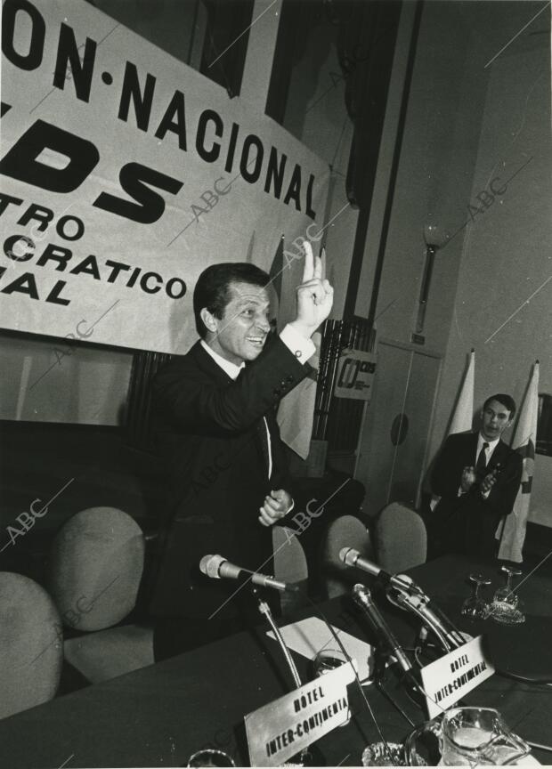 Una Imagen De Adolfo Suárez En Un Acto Del Centro Democrático Y Social