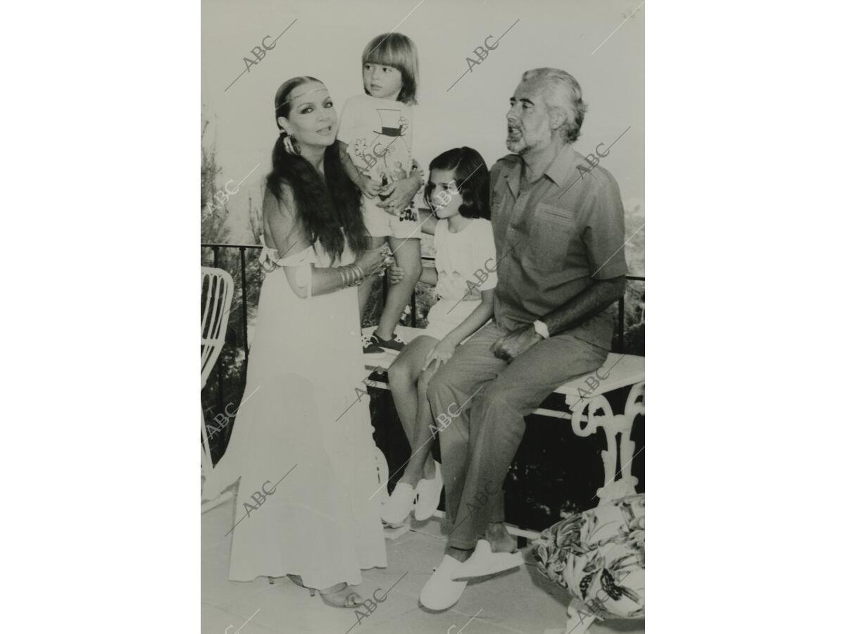 Sara Montiel, Pepe Tous y sus hijos en Palma de Mallorca - Archivo ABC