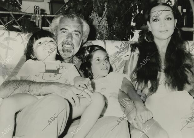 Sara Montiel, Pepe Tous y sus hijos en Palma de Mallorca - Archivo ABC