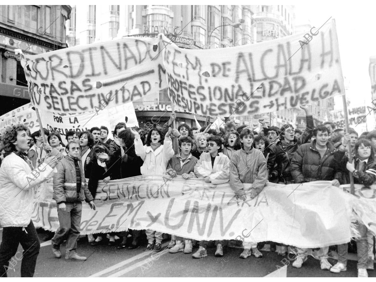 Manifestación de Estudiantes por las Calles de Madrid, en 1987 ...